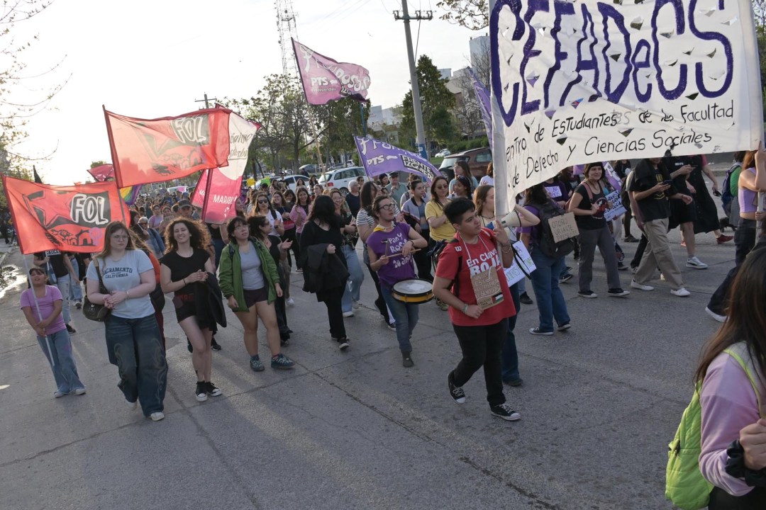 Neuquén y Río Negro marcharon por el triple femicidio en Florencio Varela: gritaron fuerte «Ni ...
