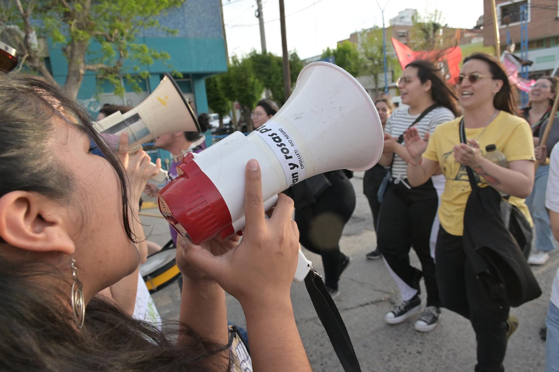 En 10 fotos | Neuquén y Roca marcharon por el triple femicidio: «Nos matan a las pibas en la ...