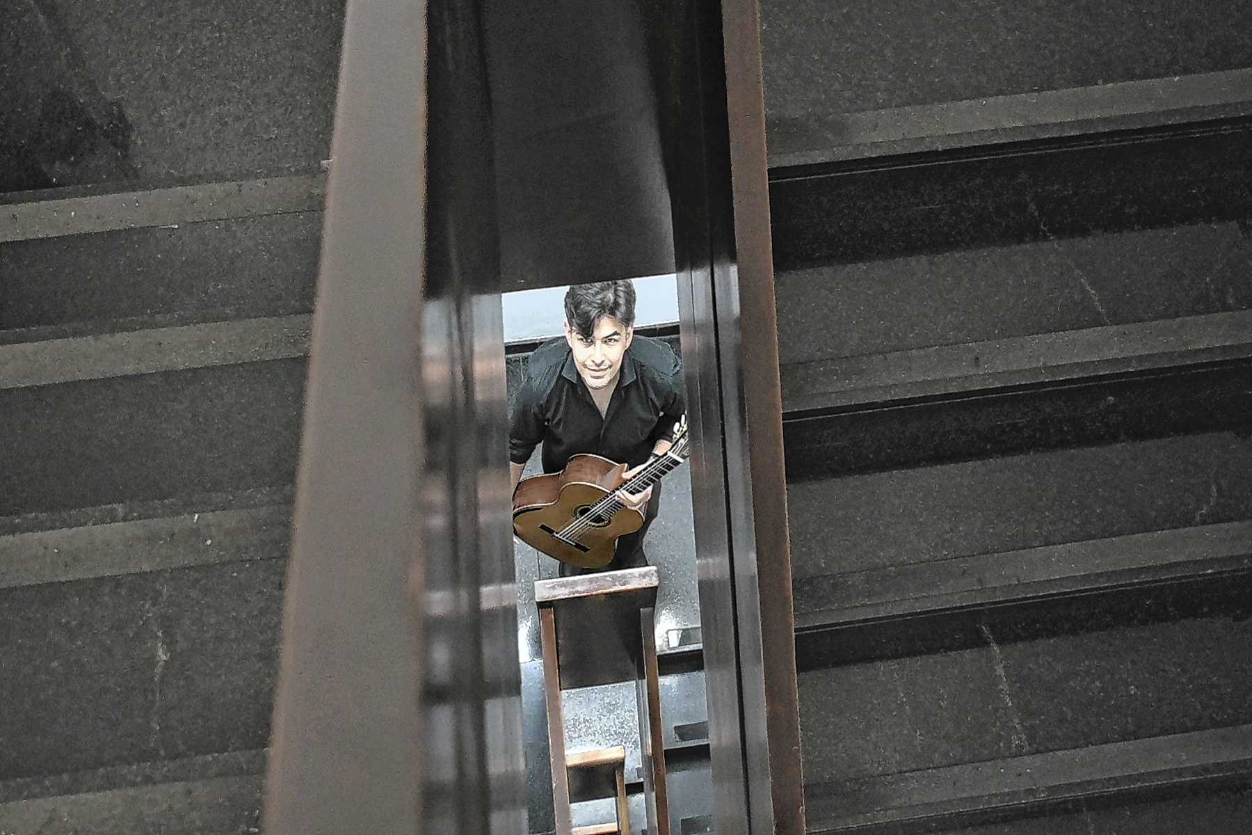 La guitarra, un amor de infancia que lo llevó a ganar la beca Mozarteum ...