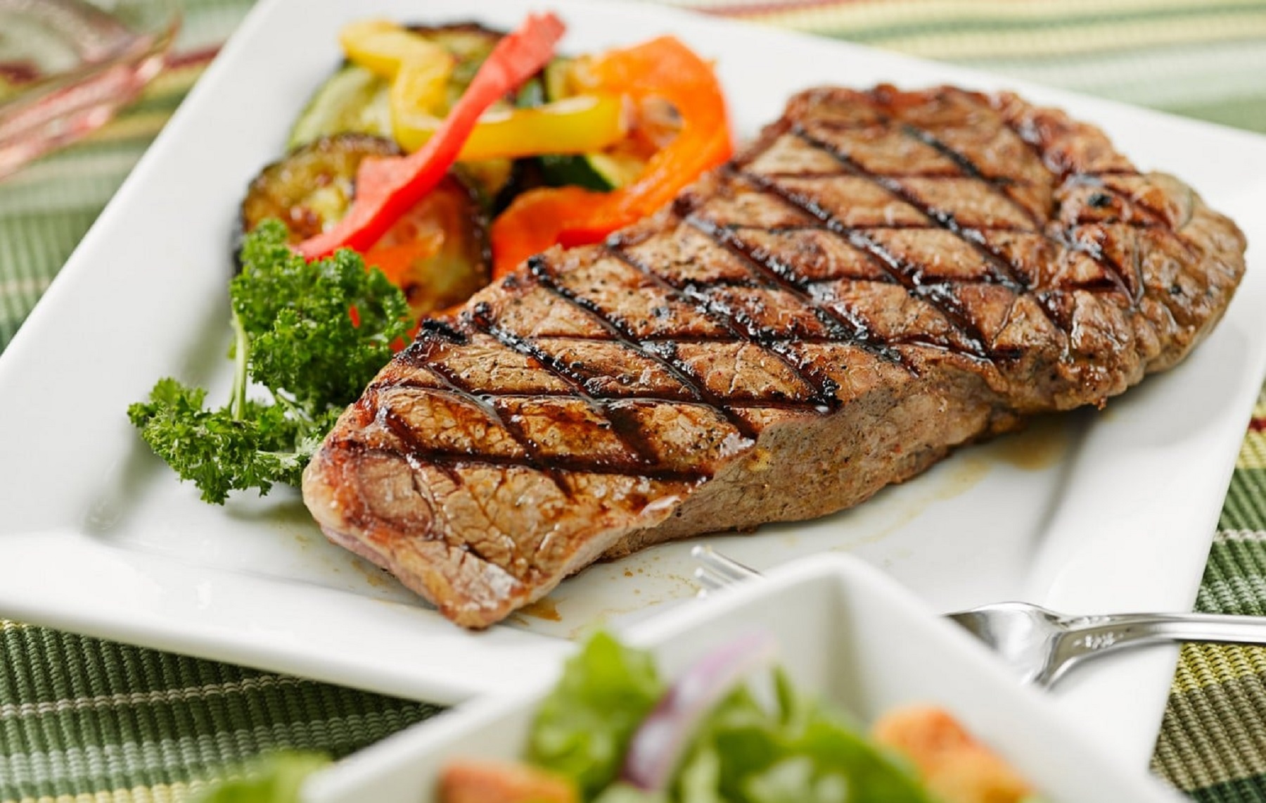 Menú semanal saludable de verano: combinación de carnes, verduras y ...