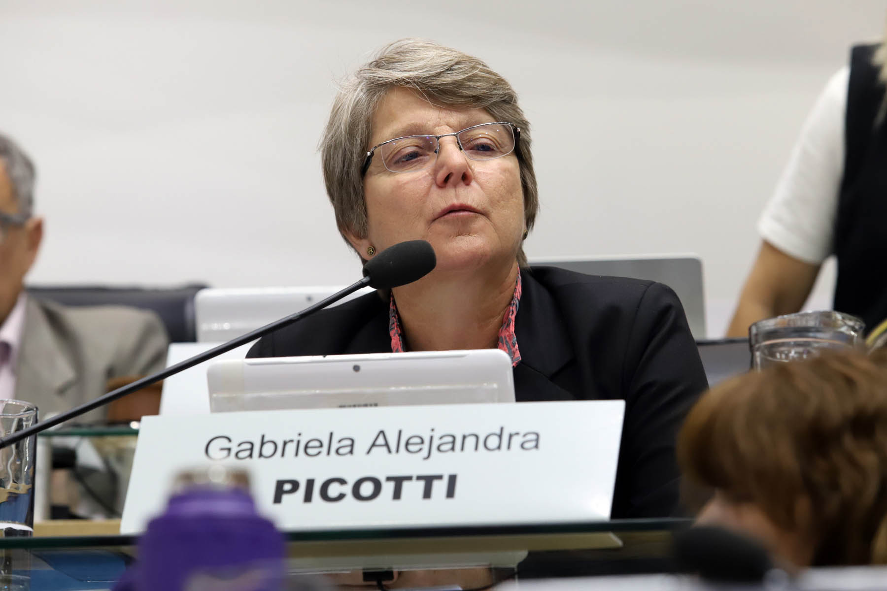 Un exfiscal denuncia a una legisladora por seguir con su profesión y la ...