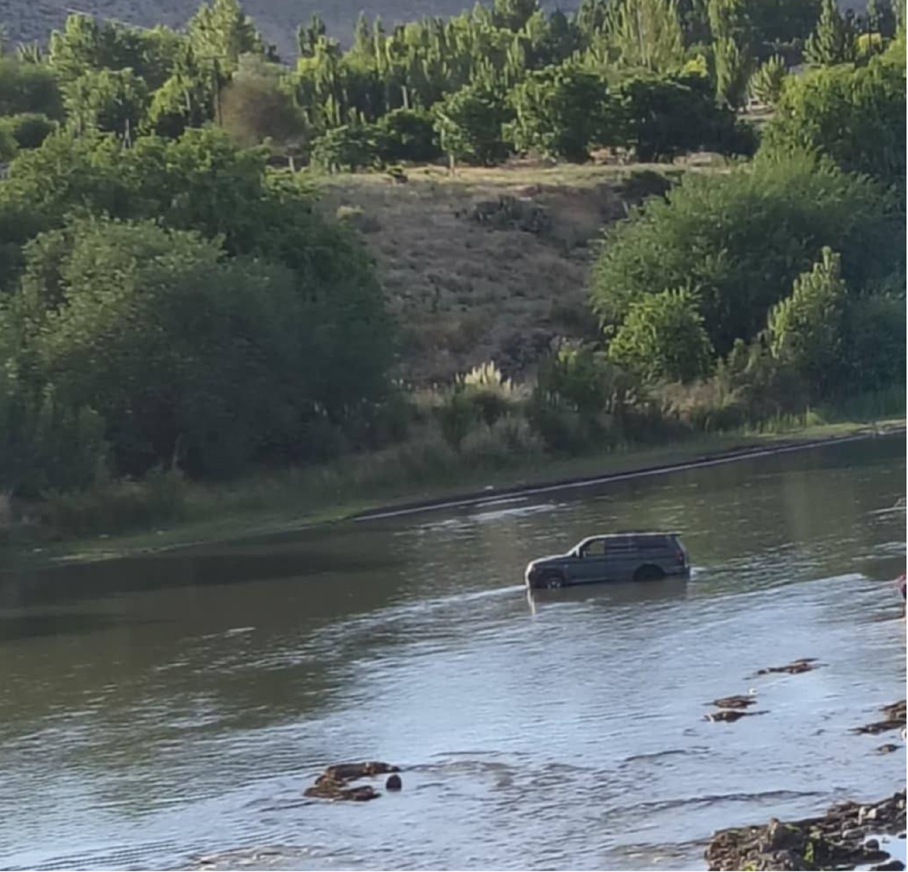 Quiso cruzar el río Curi Leuvú y quedó varado en Chos Malal: conducía ...