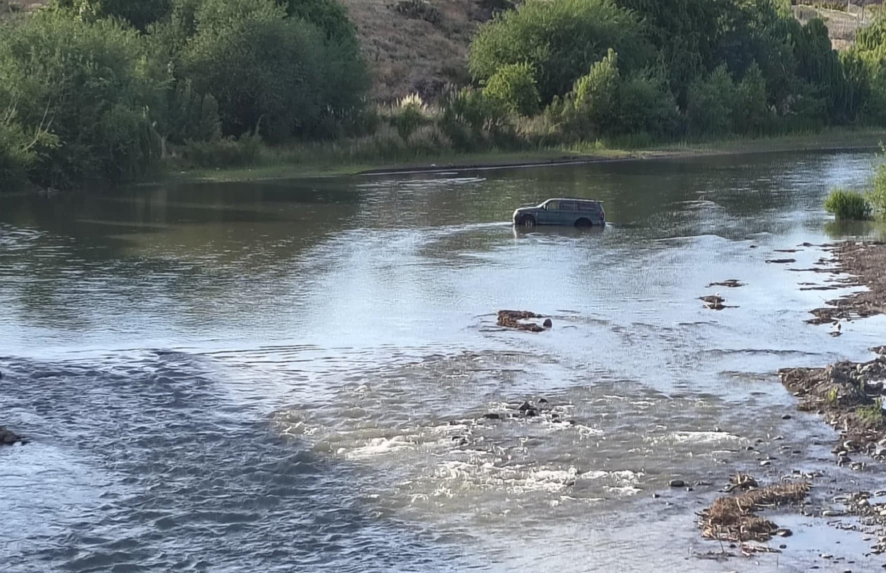 Quiso cruzar el río Curi Leuvú y quedó varado en Chos Malal: conducía ...