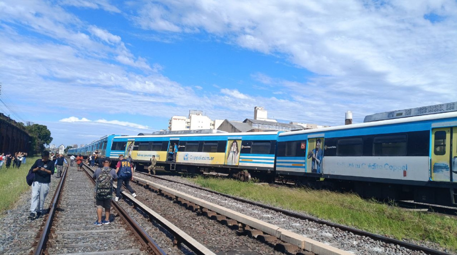 Descarriló el tren Sarmiento en Buenos Aires: 19 heridos y pasajeros ...