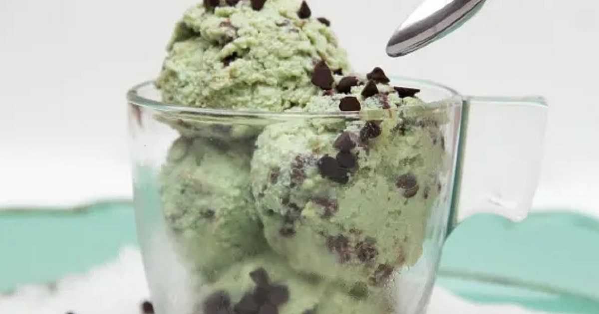 De postre un refrescante y rico helado de menta granizada hecho en casa ...