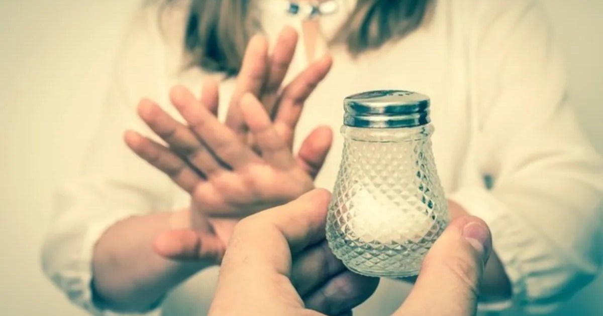 Por qué no hay que pasarse la sal de mano en mano: el origen real de ...