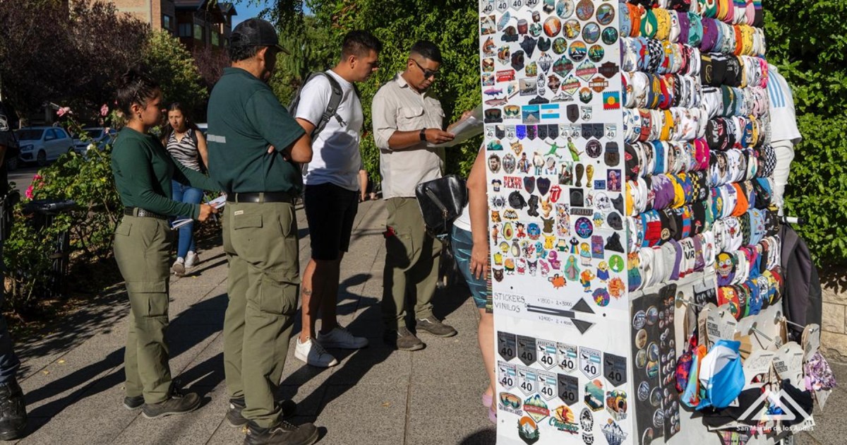 San Martín de los Andes multó a vendedores ambulantes que estaban en ...