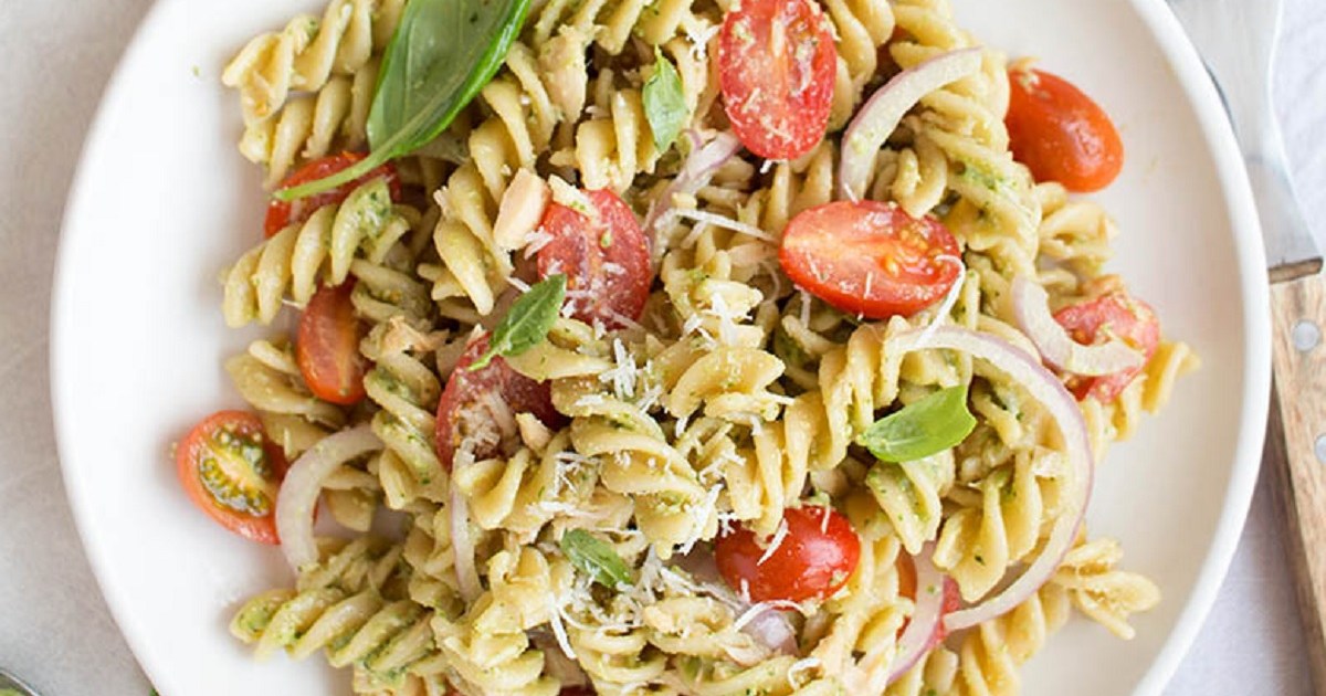 Ensalada de pasta fresca con aderezo picante, choclo, cherrys y ...