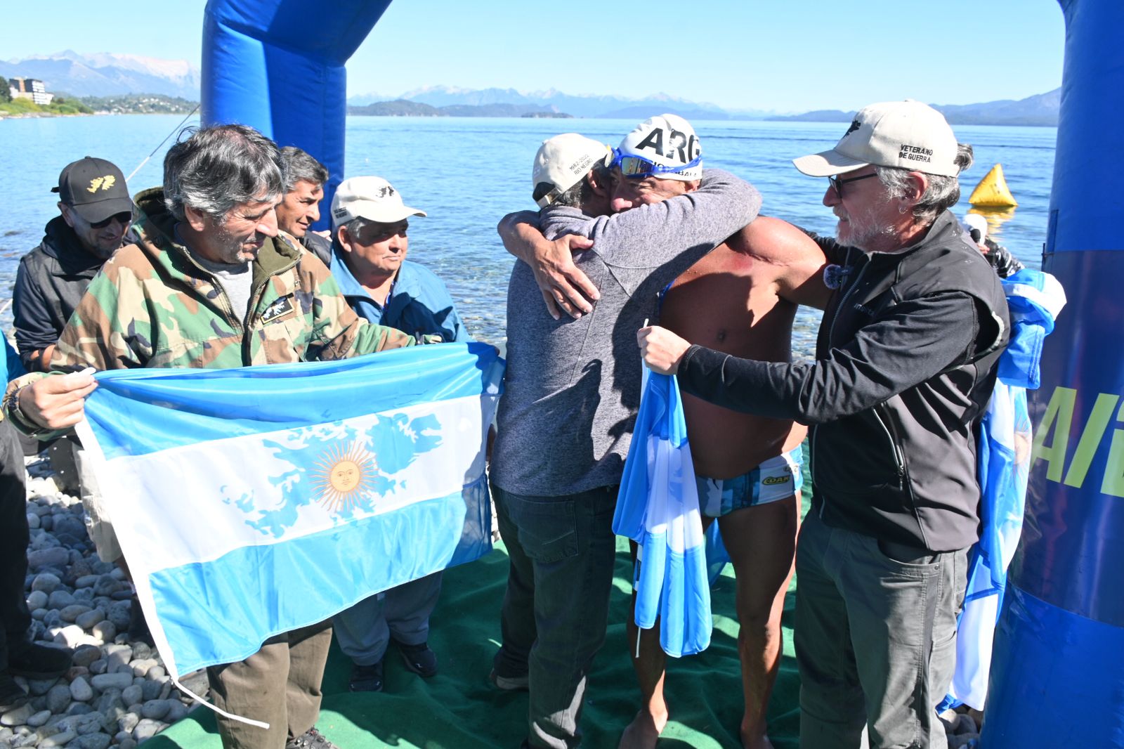 «Un sueño cumplido», el cruce del Nahuel Huapi a nado por los veteranos ...