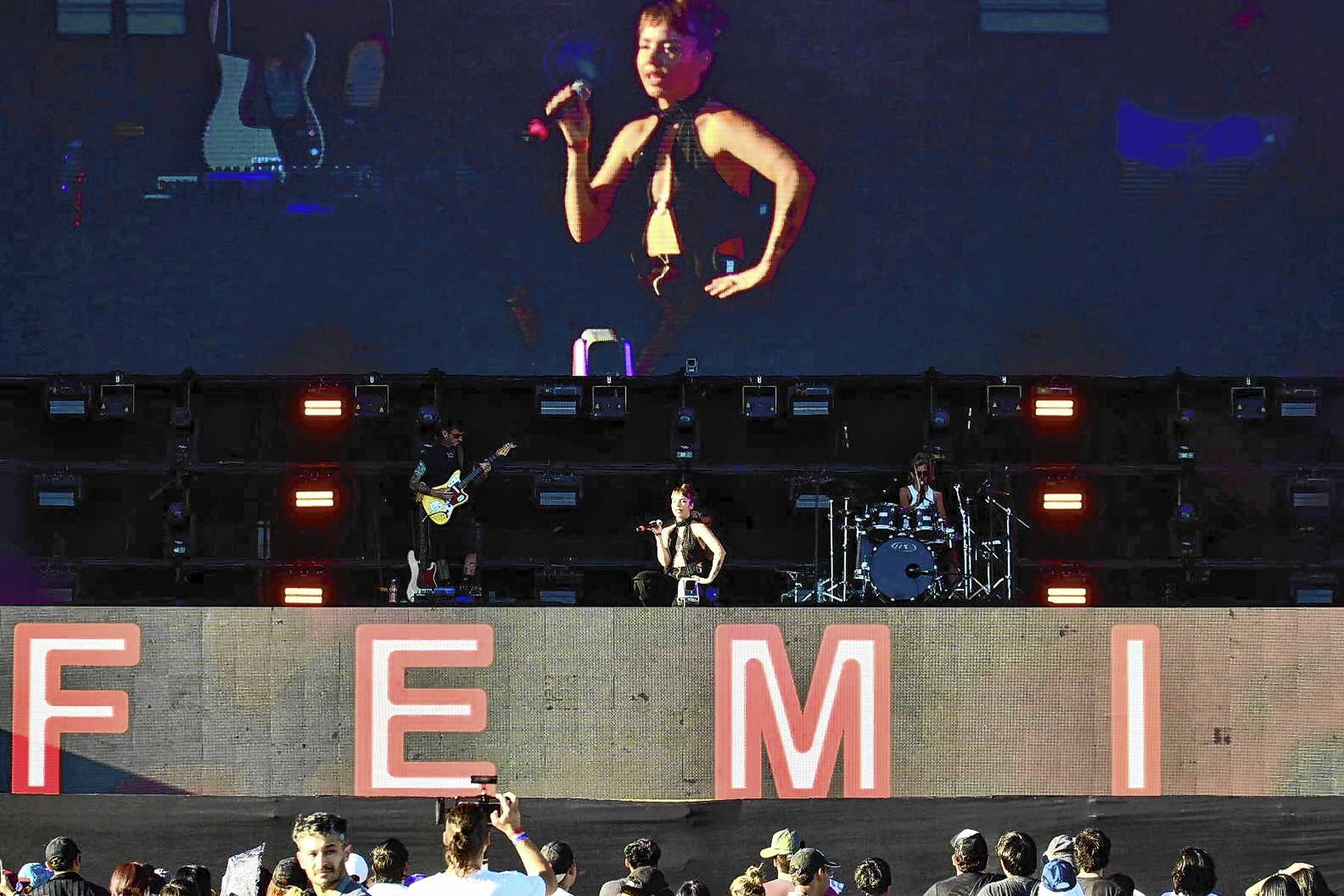 Fotos | De Zapala al escenario mayor: Femi deslumbró con su show en día ...