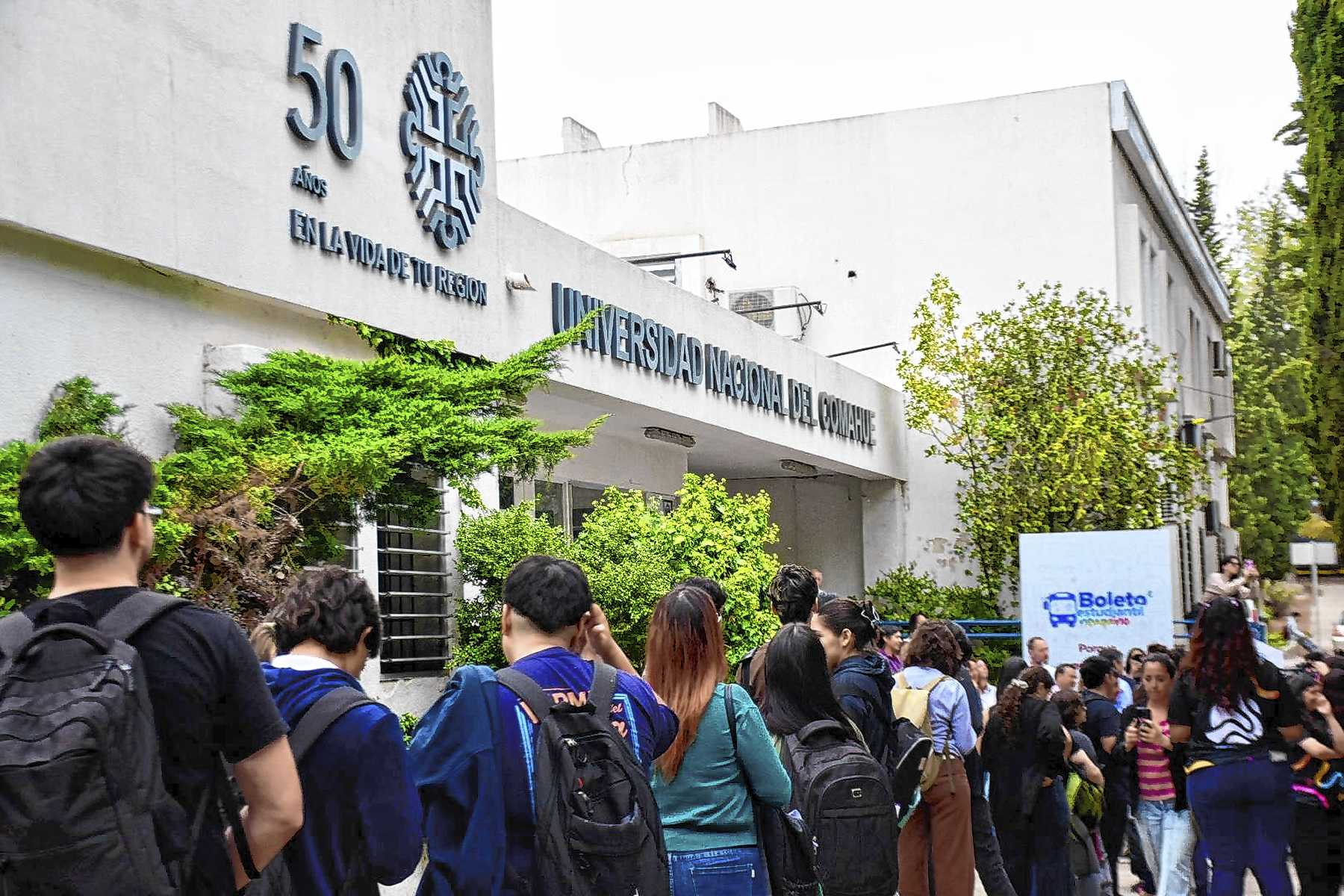 «Abrazo a las universidades»: ADUNC convocó un acto simbólico en la ...