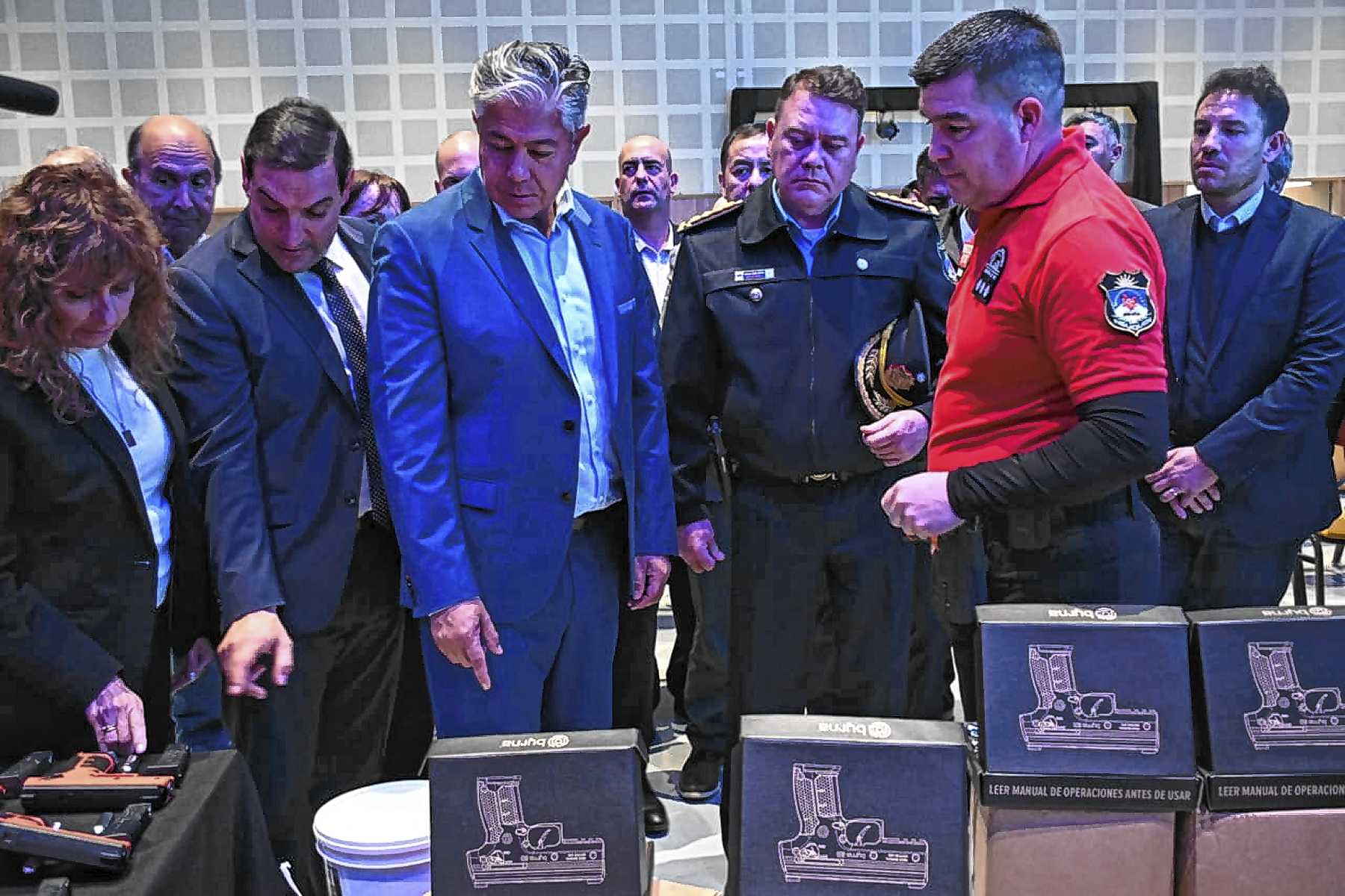 Presentaron nuevas armas menos letales en Neuquén: el ministro de ...
