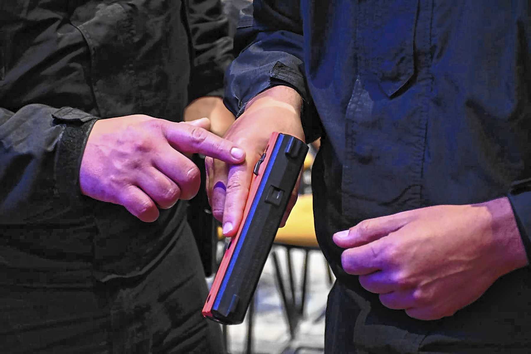 Presentaron nuevas armas menos letales en Neuquén: el ministro de ...