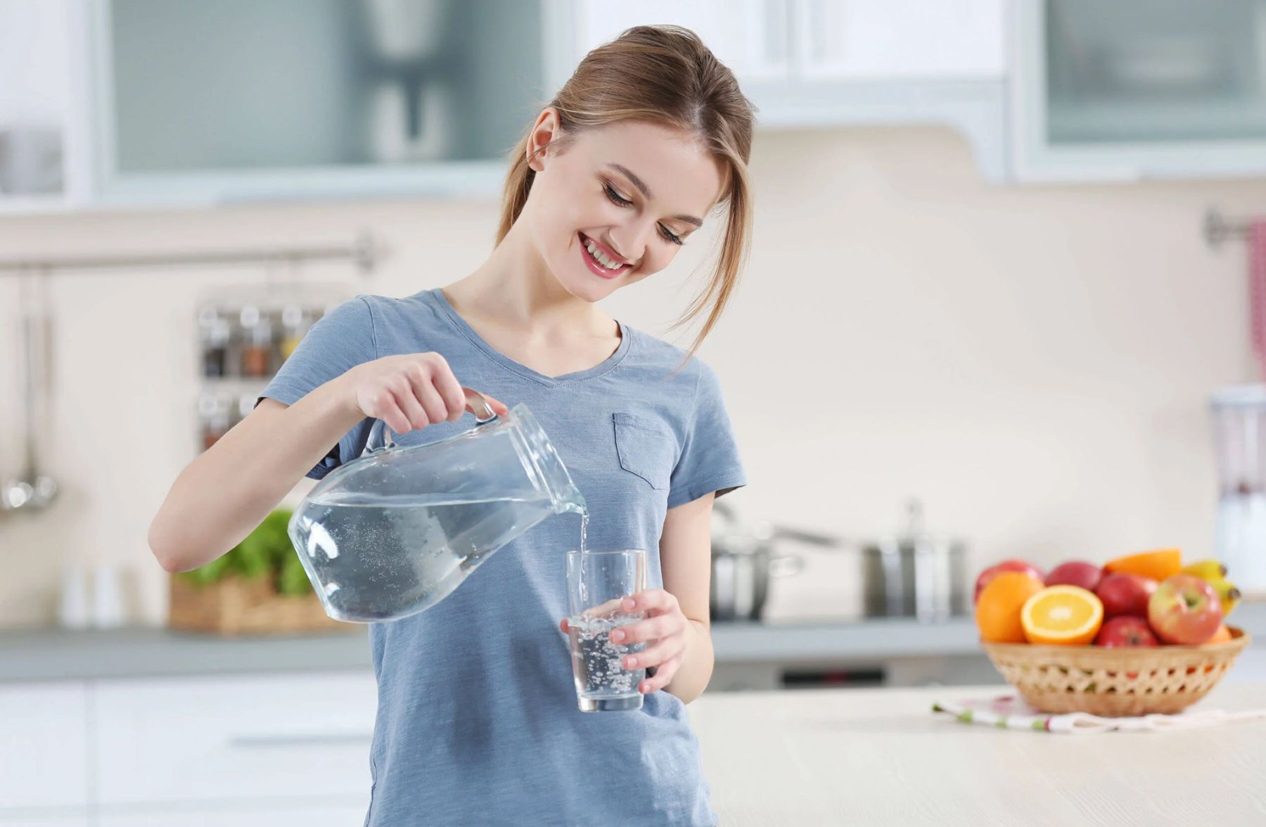 Por qué tomar solo agua al despertar no es suficiente: el ‘suero’ de 3 ...