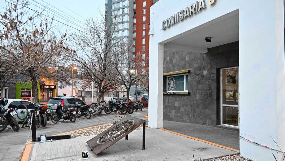 Caos en Roca: chocó contra una comisaría, amenazó con una bomba y ahora ...