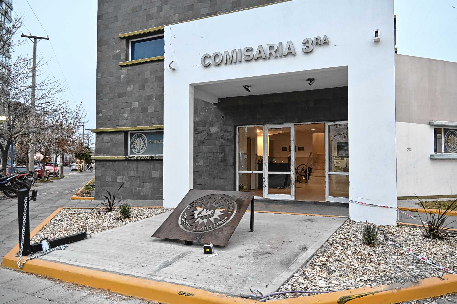 Caos en Roca: chocó contra una comisaría, amenazó con una bomba y ahora ...
