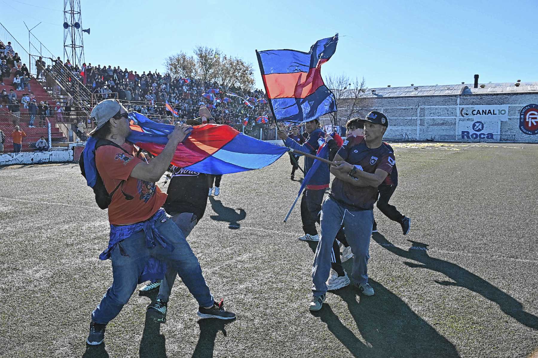 Incidentes en el clásico de Roca: los hinchas se enfrentaron en el ...