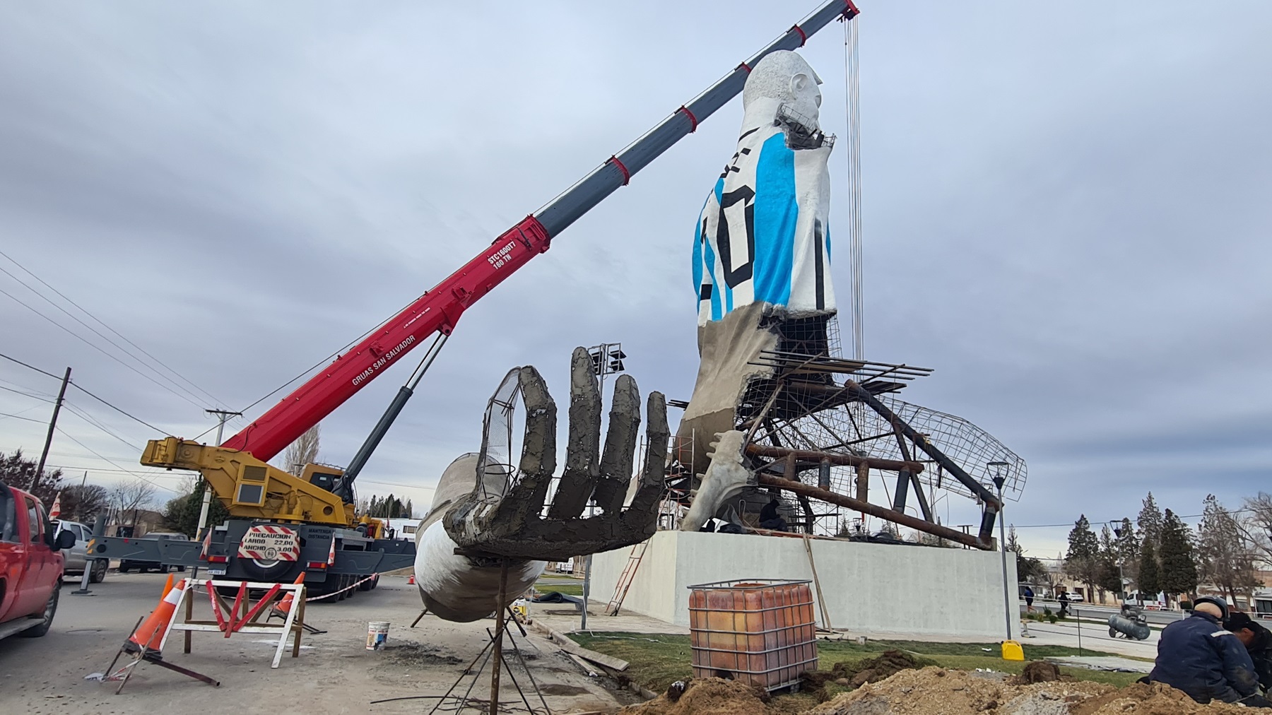 Aceleran los trabajos para terminar la estatua de Messi en Cutral Co ...