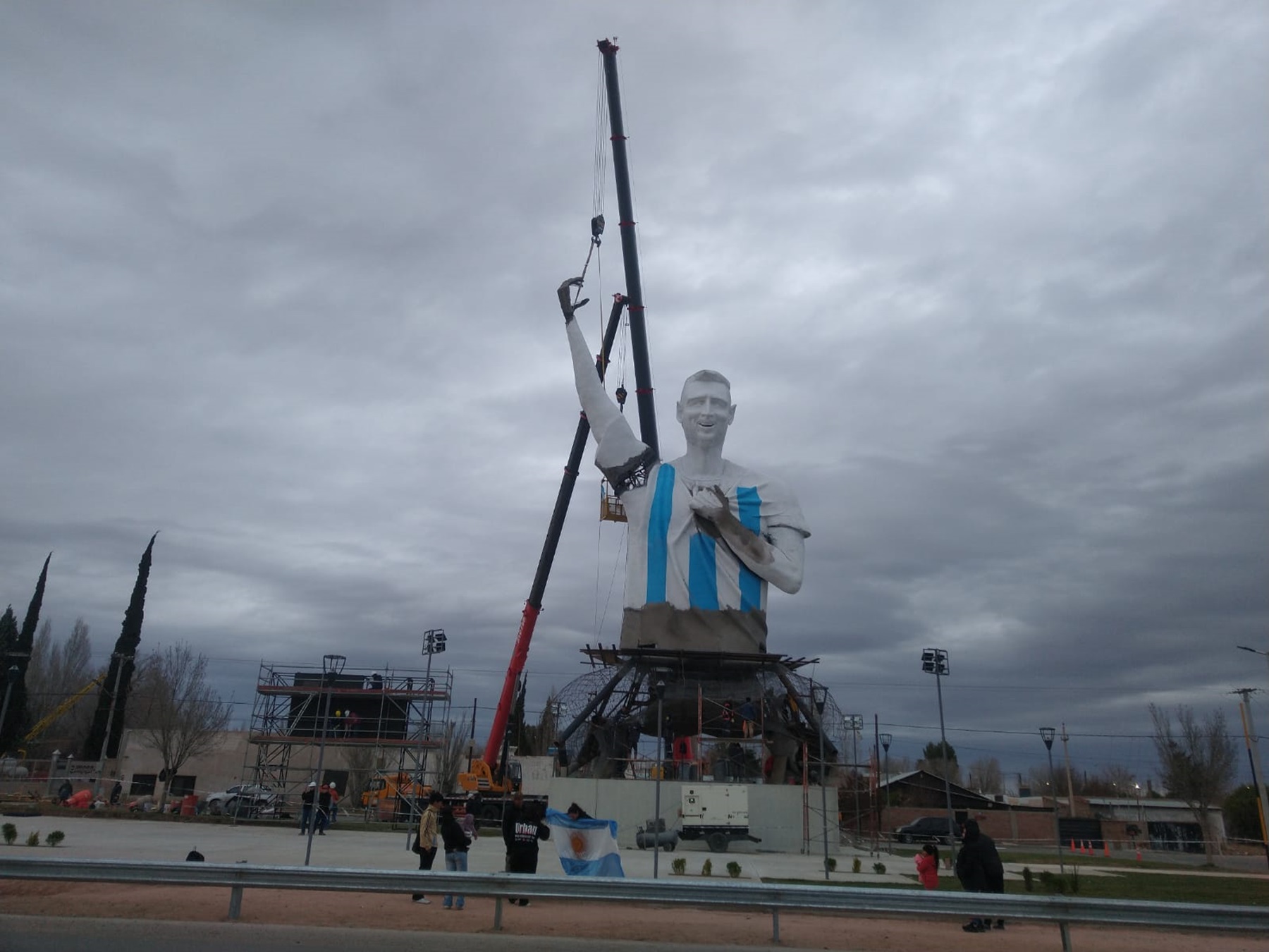 Aceleran los trabajos para terminar la estatua de Messi en Cutral Co ...