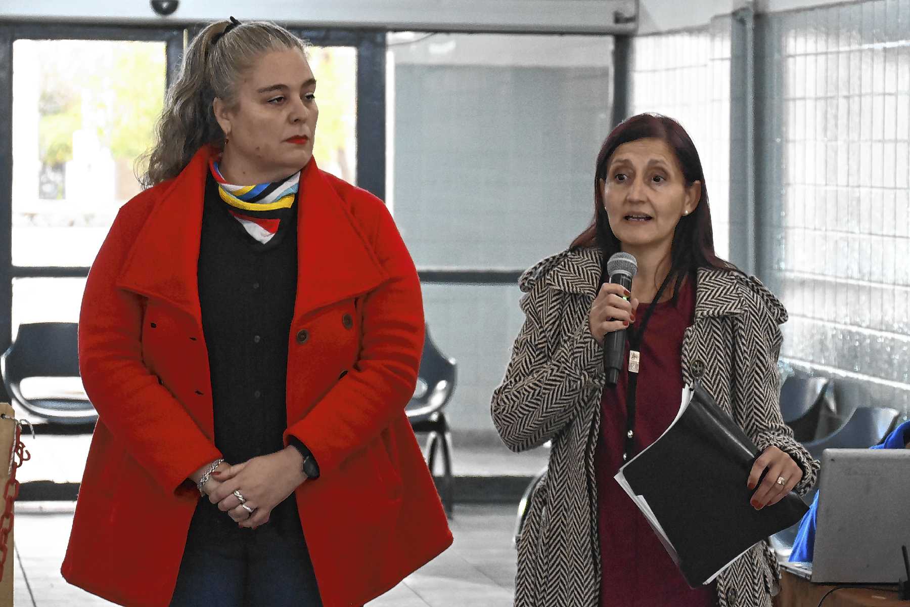 Ni Una Menos: un Banco Rojo en la Terminal de Roca abre un mes de ...