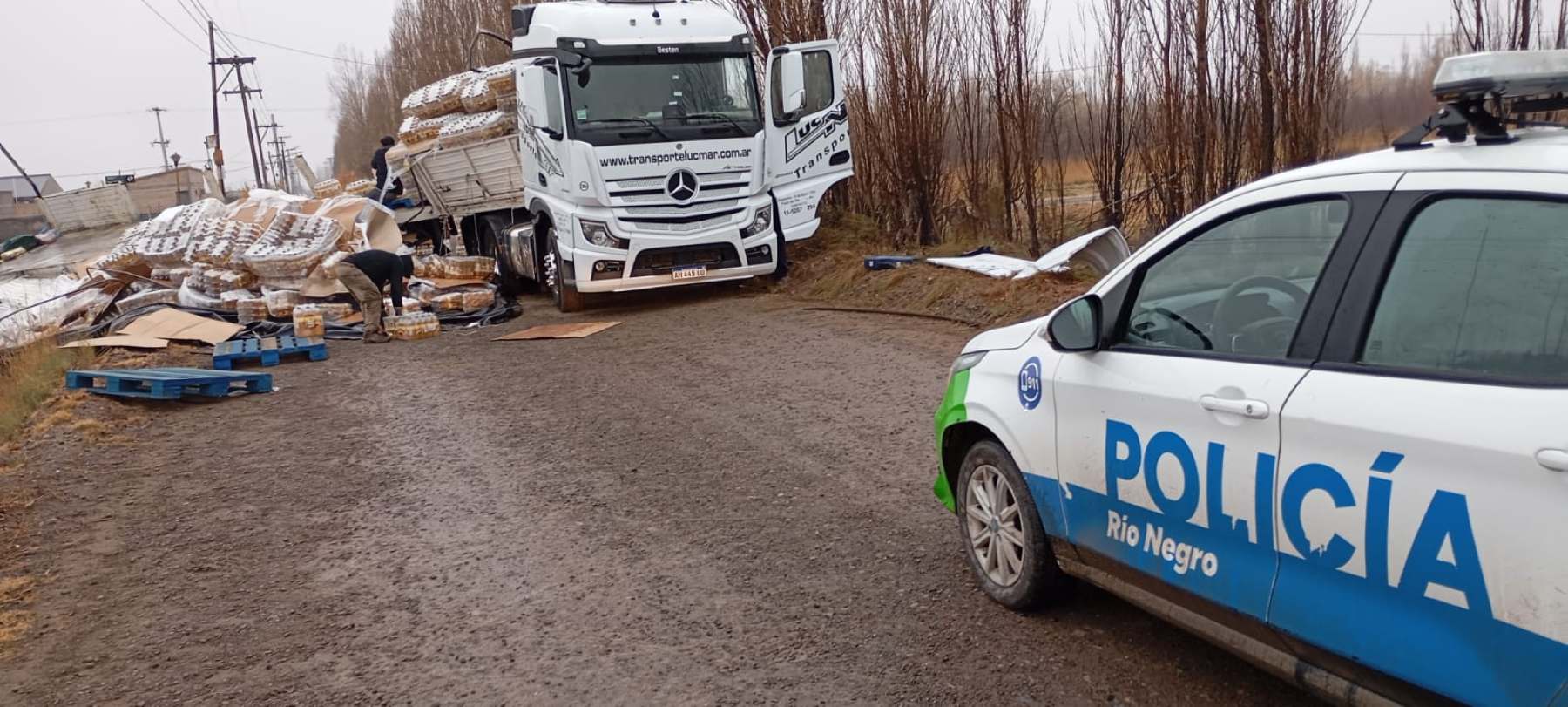Volcó a un desagüe el acoplado de un camión en Fernández Oro: qué se ...
