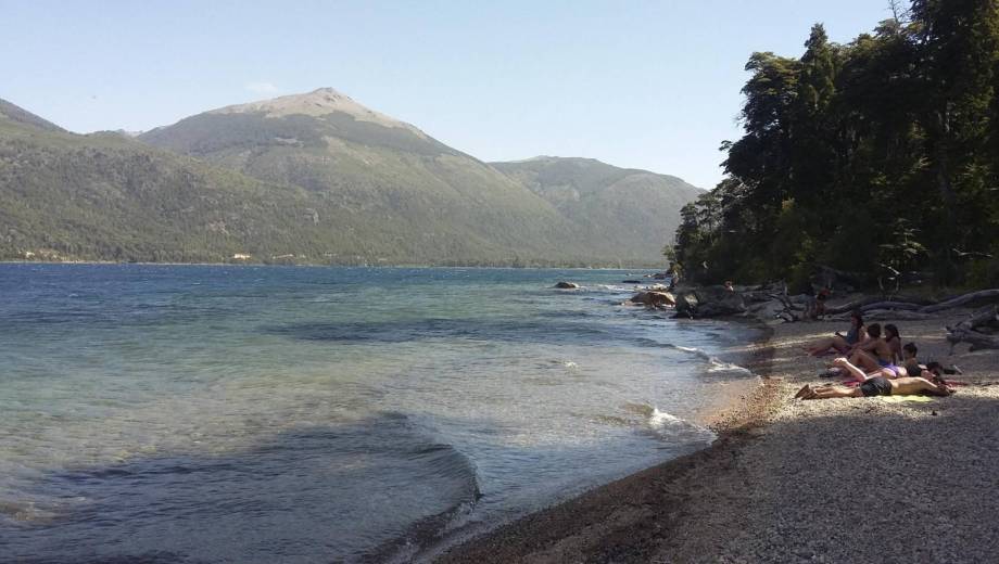 La playa solitaria del lago Gutiérrez