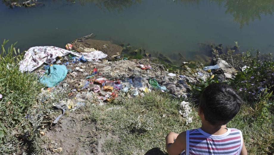 El barrio de Neuquén que convive con un canal contaminado