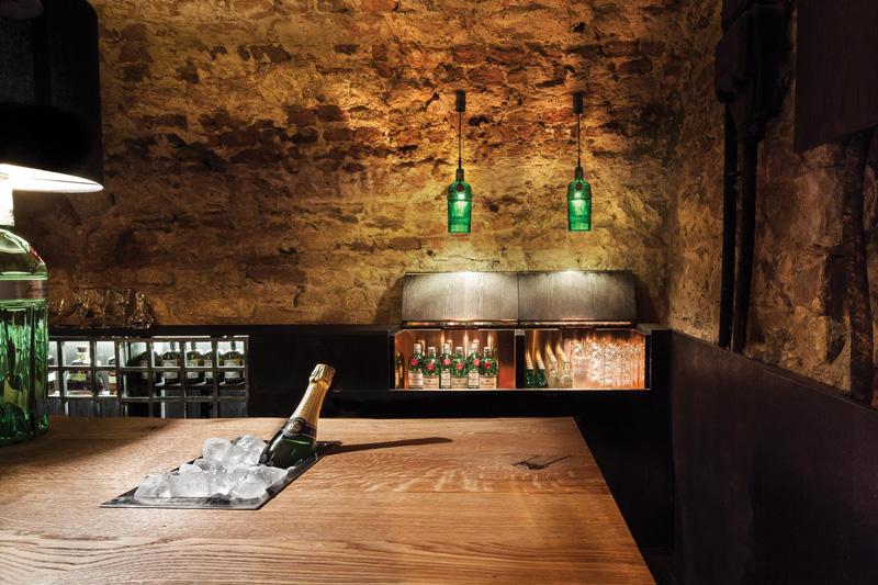 Conocé como es por dentro un bar en el edificio más estrecho de ...