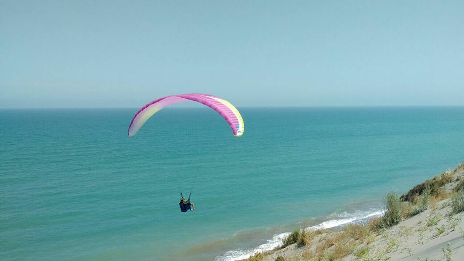 Sigue creciendo el parapentismo en las playas viedmenses - Diario Río Negro
