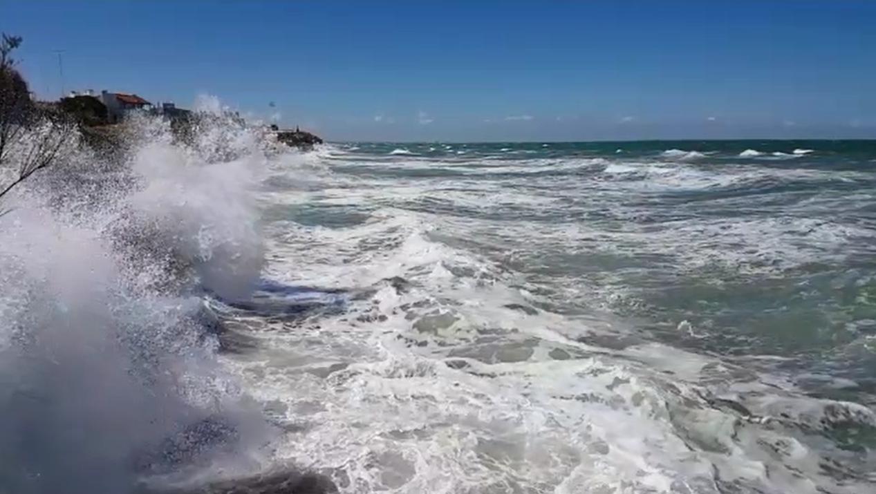 Espectacular pleamar en Las Grutas