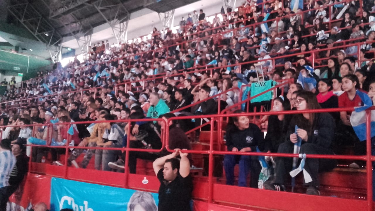 Pese a la caída, el “Fan Fest” en el Ruca Che, repleto y a puro aliento ...