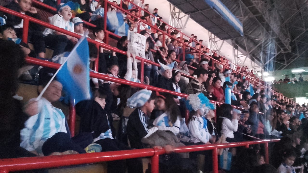 Pese a la caída, el “Fan Fest” en el Ruca Che, repleto y a puro aliento ...